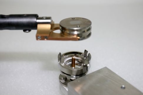 Loading PHI specimen mounts | RBD TechSpot