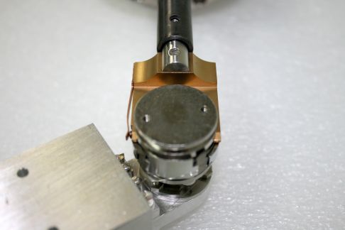 one_inch_sample_puck_docked_to_specimen_stage | RBD TechSpot