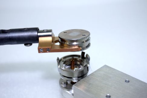 one_inch_sample_puck_separating_from_specimen_stage | RBD TechSpot